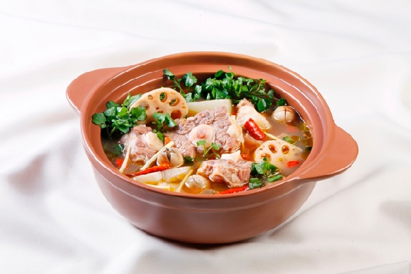 Cách Nấu Lẩu Đuôi Bò Ngon Mê Ly - Đào Tạo Bếp Trưởng